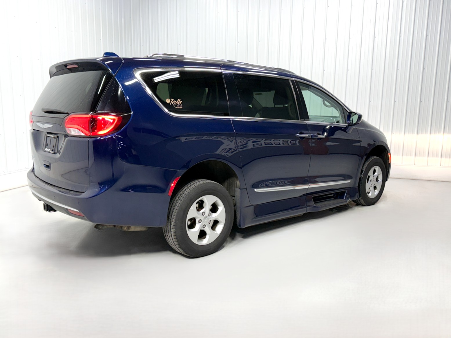 Used 2017 Chrysler Pacifica Wheelchair Van For Sale | #401545 | Rollx Vans